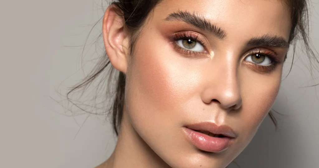 Πώς να βγάζετε τα φρύδια: Ειδικοί μοιράζονται κορυφαία κόλπα + γιατί είναι καλύτερο για τις ...