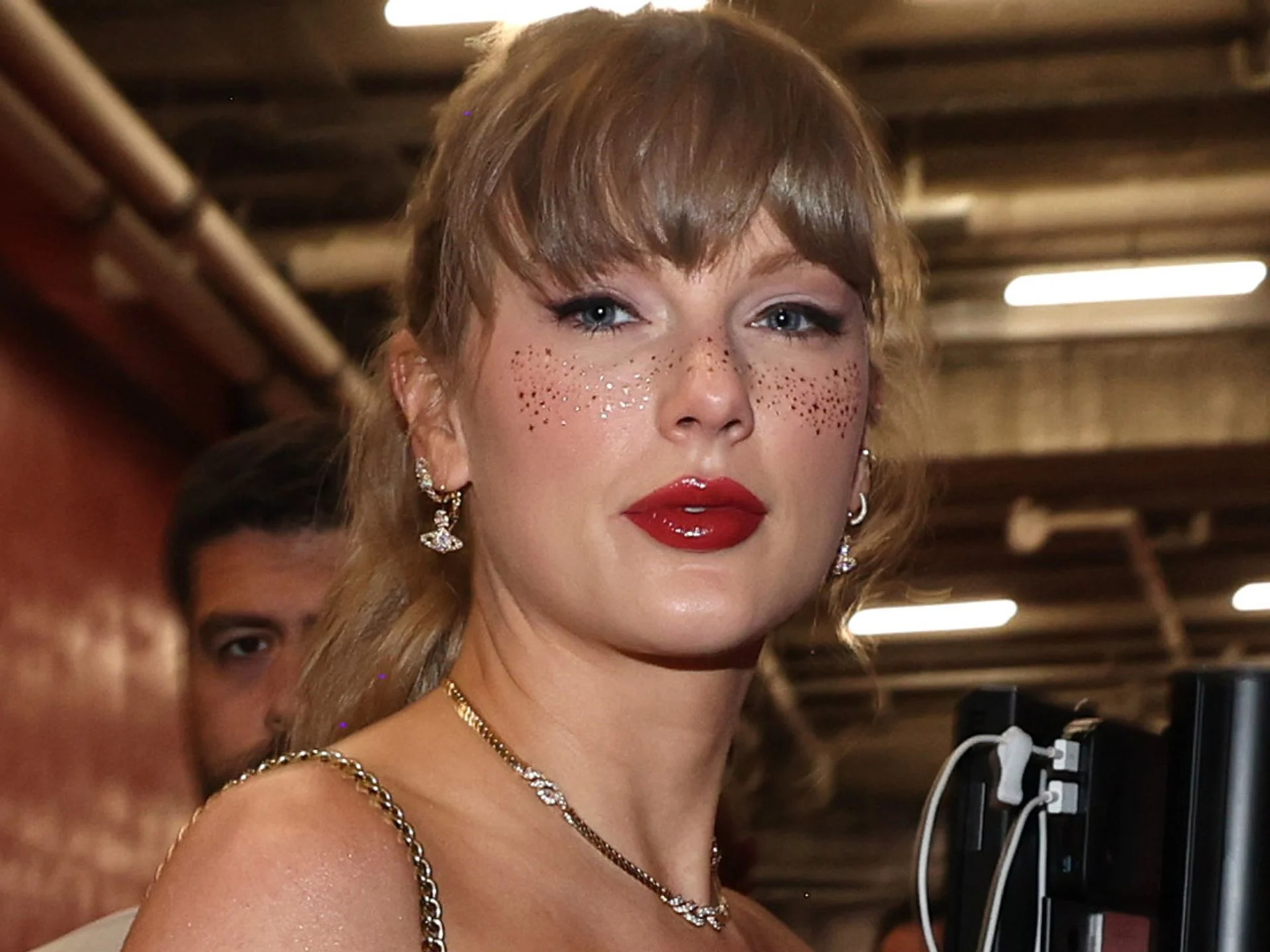 Πώς να υιοθετήσετε το glitter look της taylor swift που έχει γίνει ...