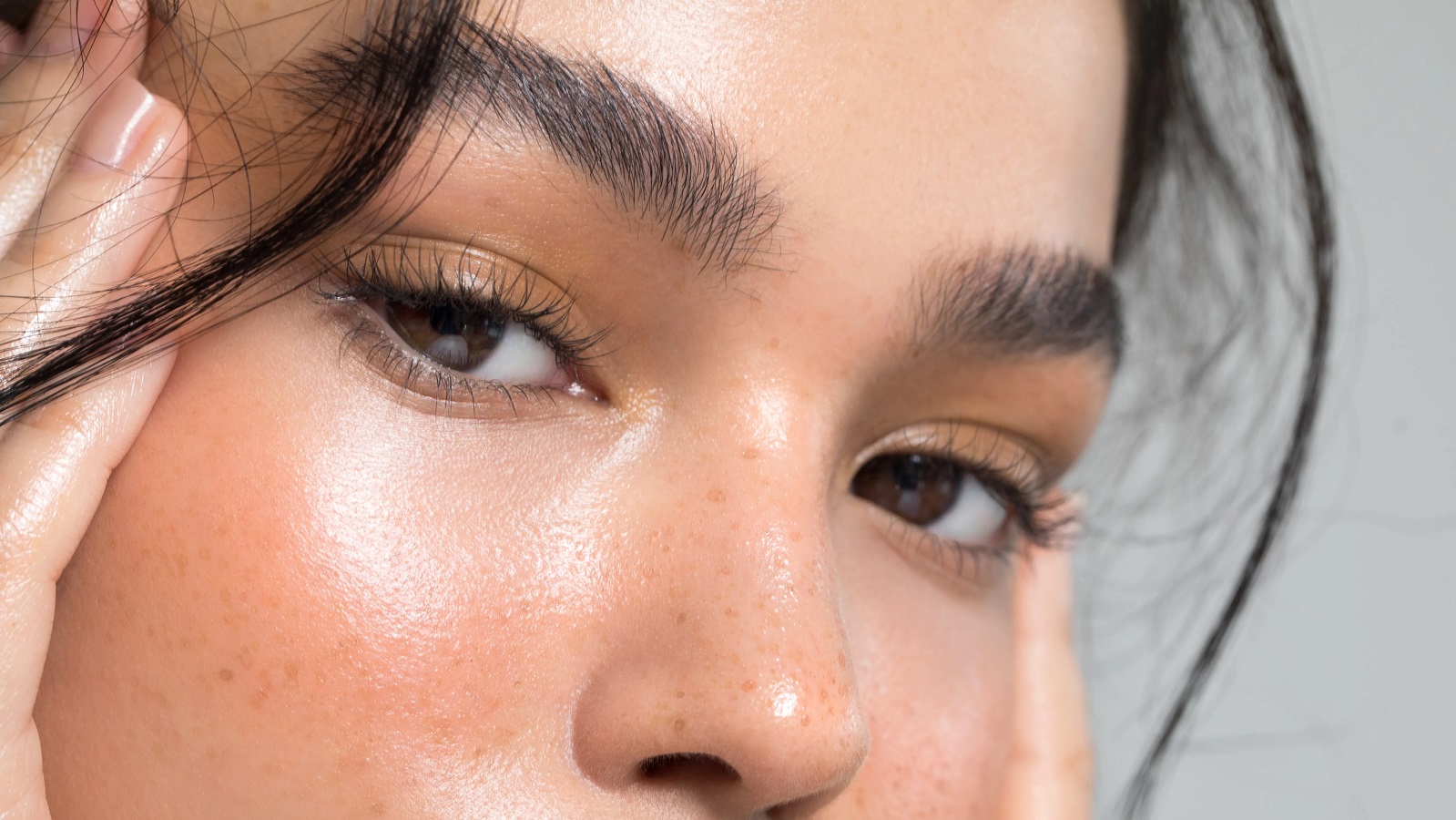 Φροντίδα για τα μάτια τον χειμώνα: Πώς να φροντίσετε τις βλεφαρίδες και τα φρύδια σας; - Prima.gr