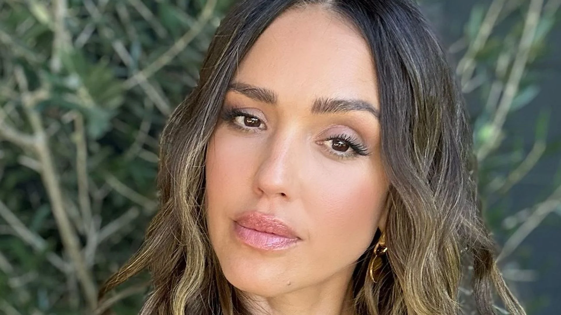 Τζιν και bomber: Η Τζέσικα Άλμπα δημιουργεί το πιο χαλαρό look του χειμώνα - Prima.gr