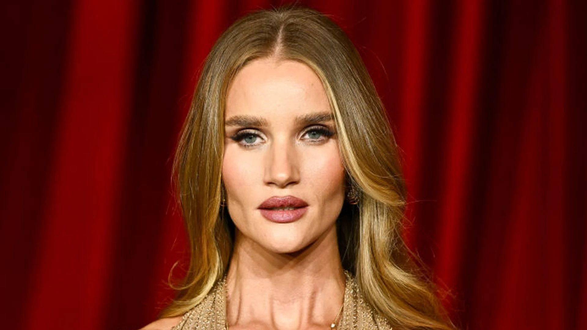5 από τα καλύτερα beauty looks της Ρόζι Χάντινγκτον Γουάιτλι και τα ...